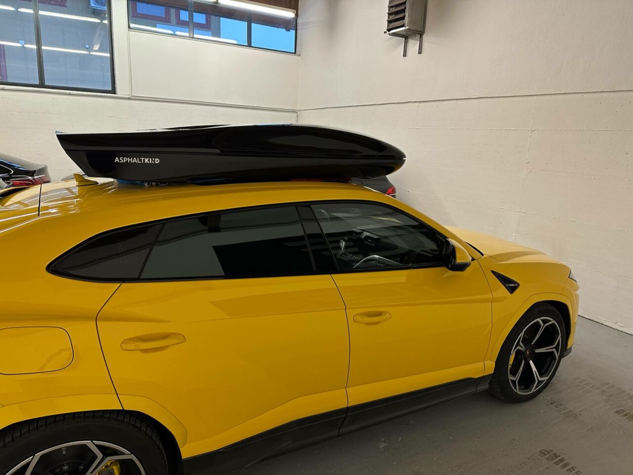 Roof box for high speeds & high performance